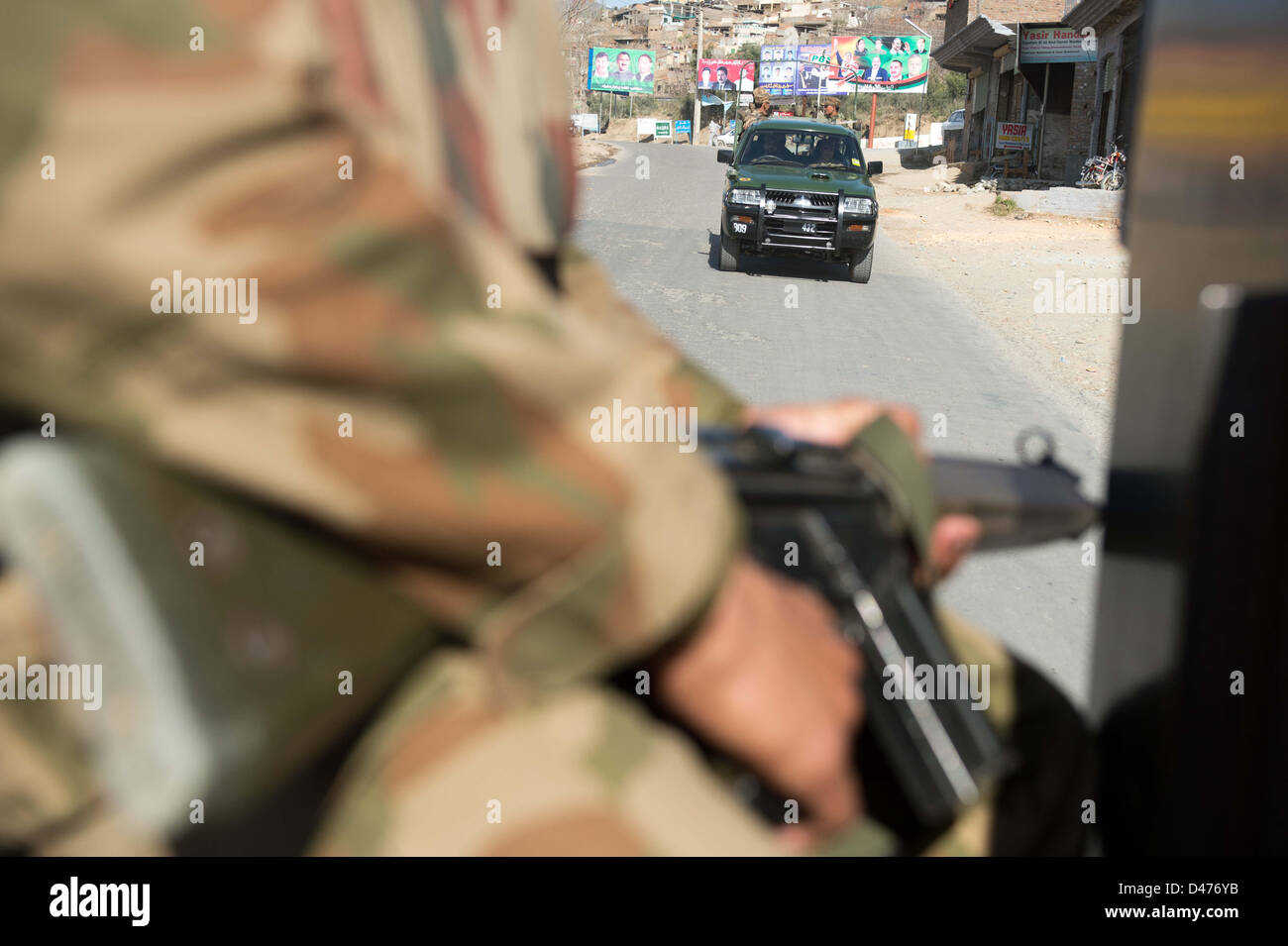 Swat District, Pakistan. 7th March 2013. Pakistani soldiers patrol in ...