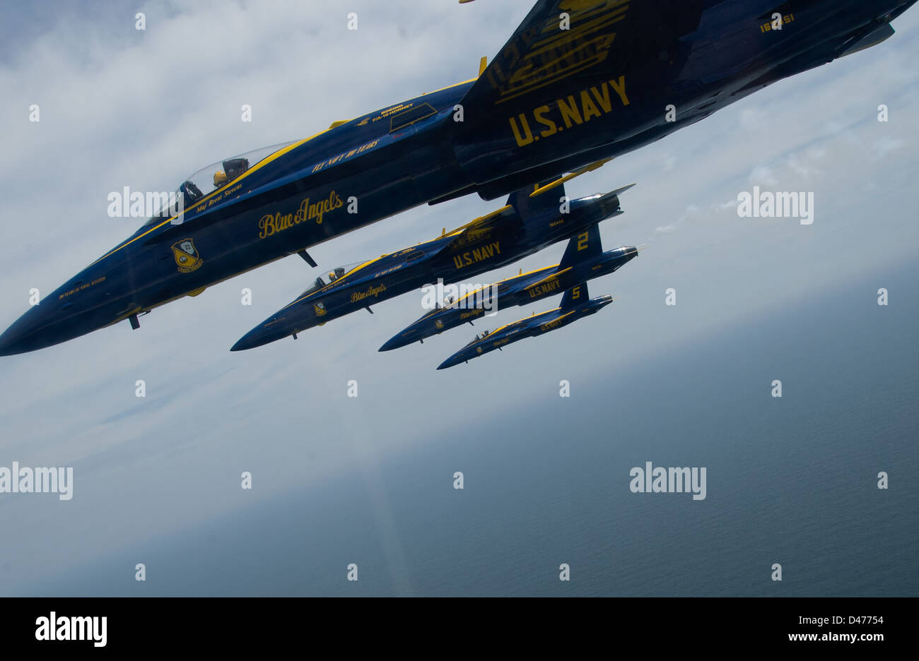 Line abreast loop hi-res stock photography and images - Alamy