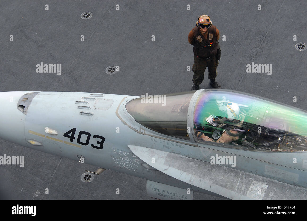 Flightdeck pilot hi-res stock photography and images - Alamy