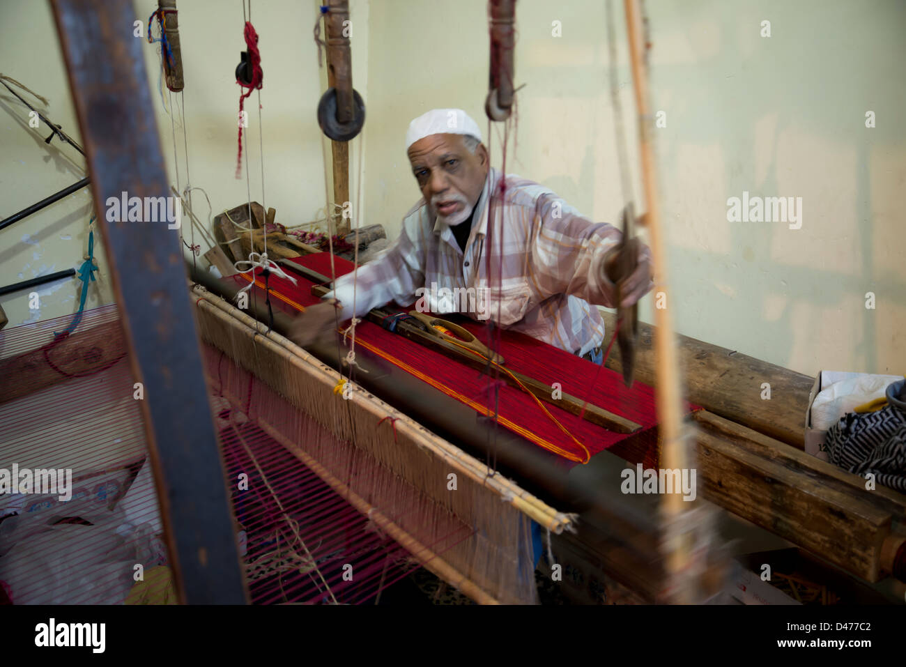 Man weaving loom hi-res stock photography and images - Alamy