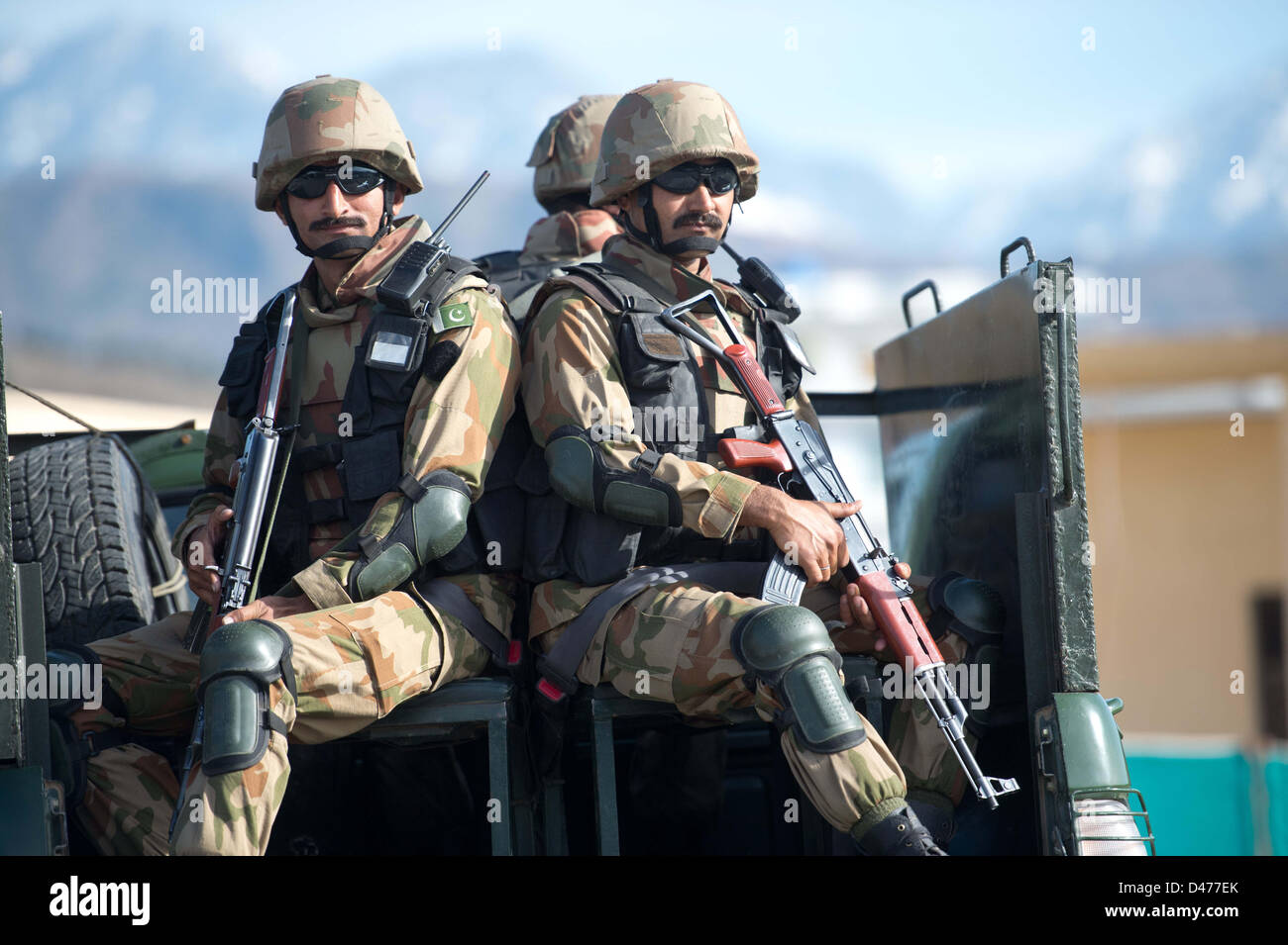Pakistani soldiers hi-res stock photography and images - Alamy