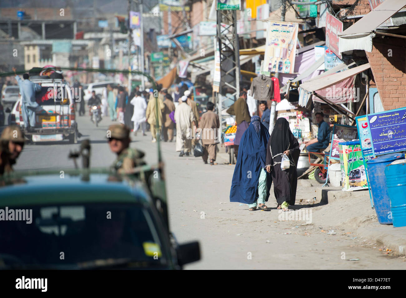 Swat District, Pakistan. 7th March 2013. Pakistani soldiers patrol in ...