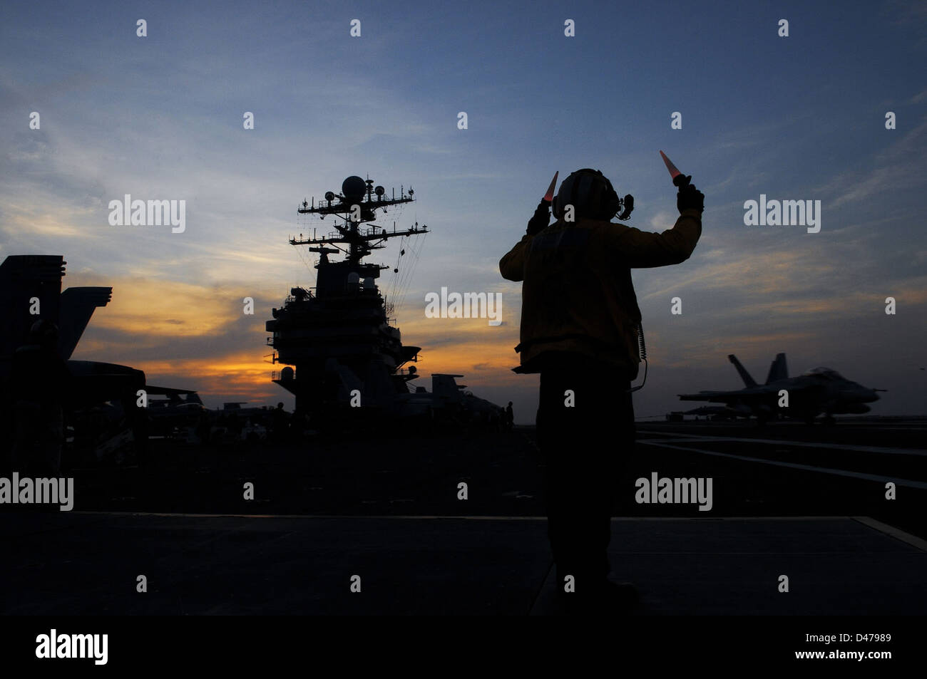 Aircraft launch and recovery hi-res stock photography and images - Alamy