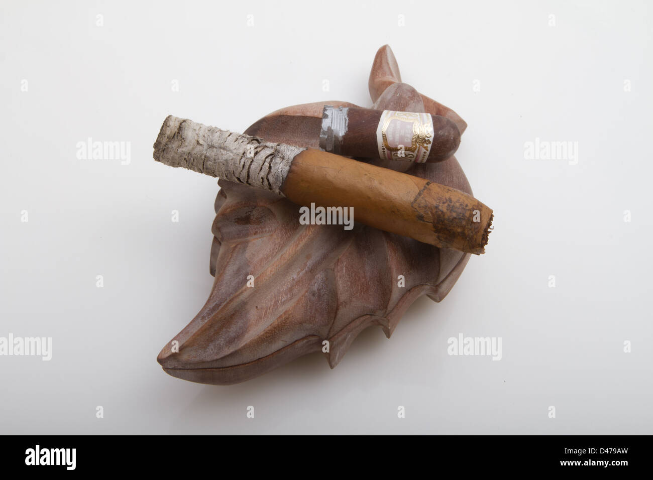 Cigar and ashtray, long ash, broken long ash Stock Photo - Alamy