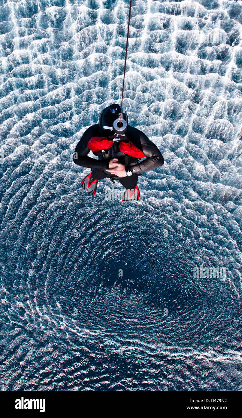 Sailors aboard a U.S. Navy ship conduct helicopter training exercises ...