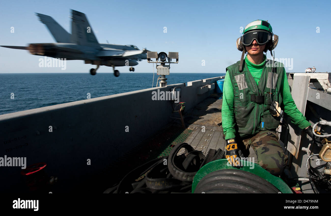 U s navy sailor observes hi-res stock photography and images - Alamy