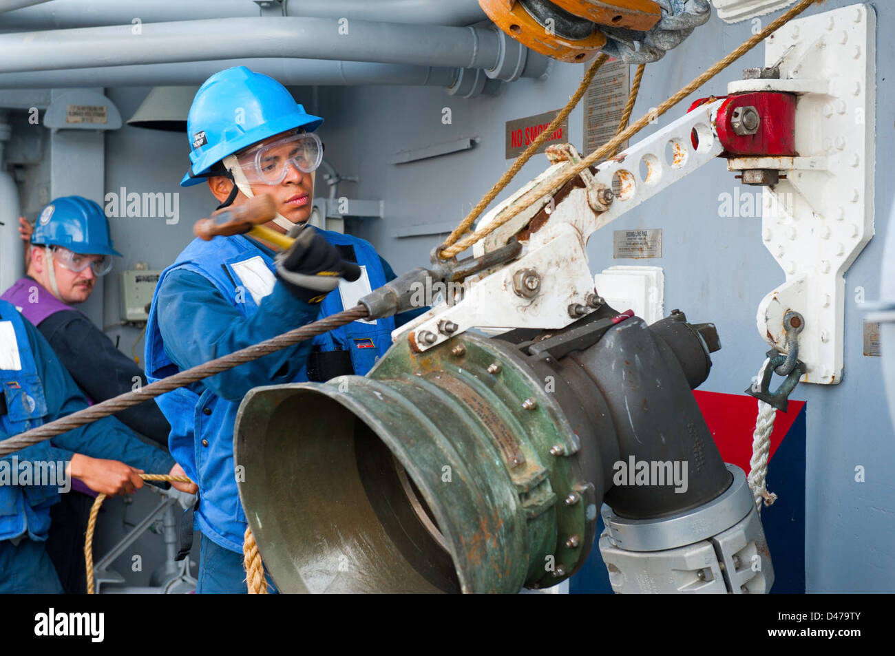 A Sailor executes an emergency breakaway maneuver while conducting a ...