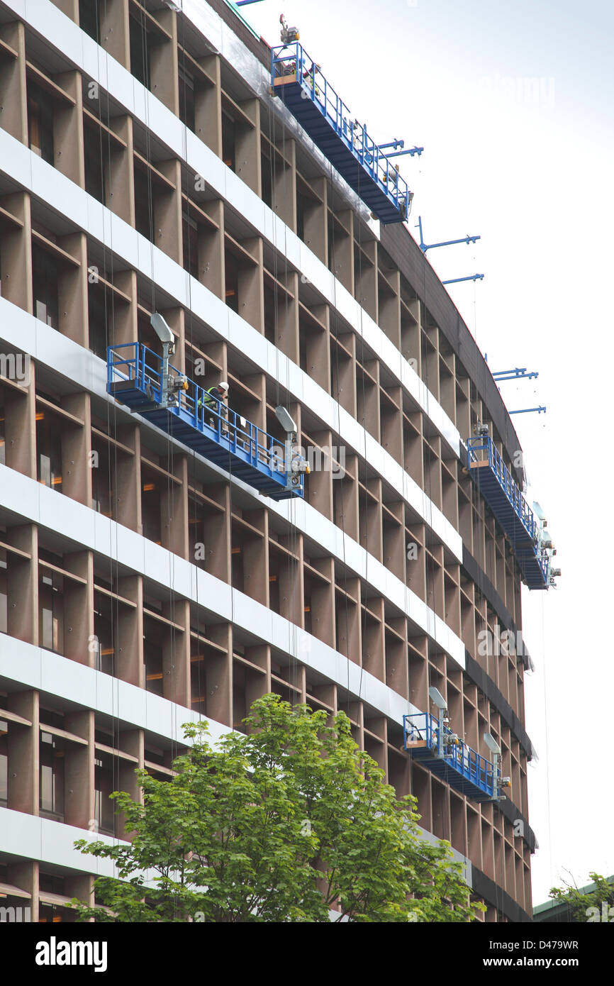 Suspended cradle hi-res stock photography and images - Alamy