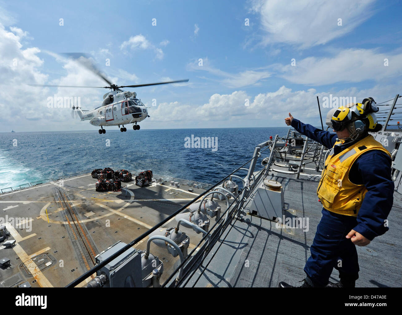 U s navy sailor signals hi-res stock photography and images - Alamy
