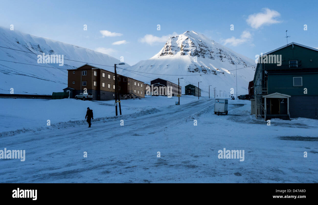 Morning light in Nybyen on the outskirts of Longyearbyen on Spitsbergen ...