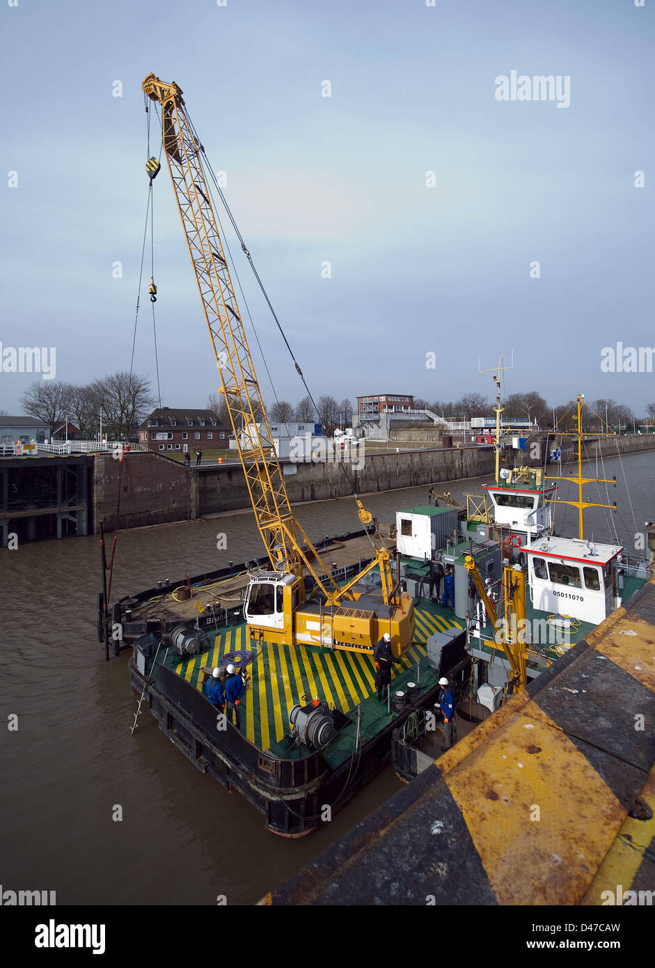 Barge using lock hi-res stock photography and images - Alamy