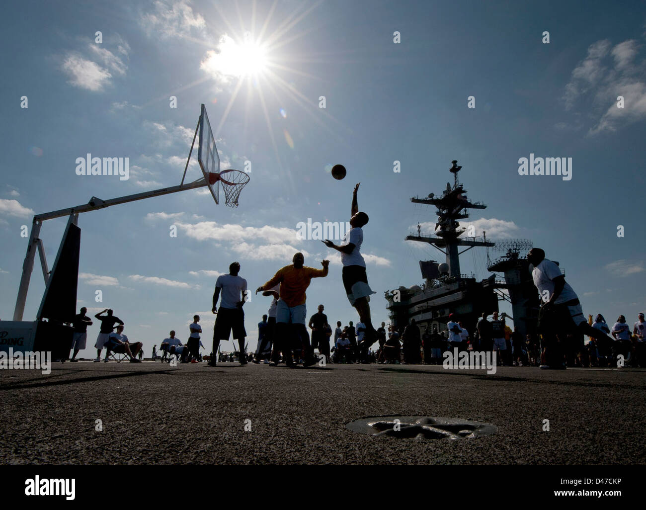 Sailors play basketball during Flight Deck Fun Day Stock Photo - Alamy