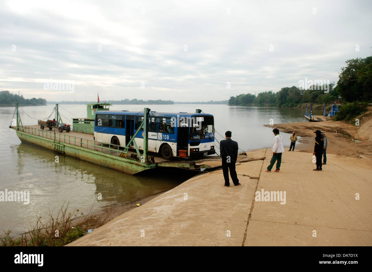 a bus crossing the mekong river by ferry, don khong, laos Stock Photo ...