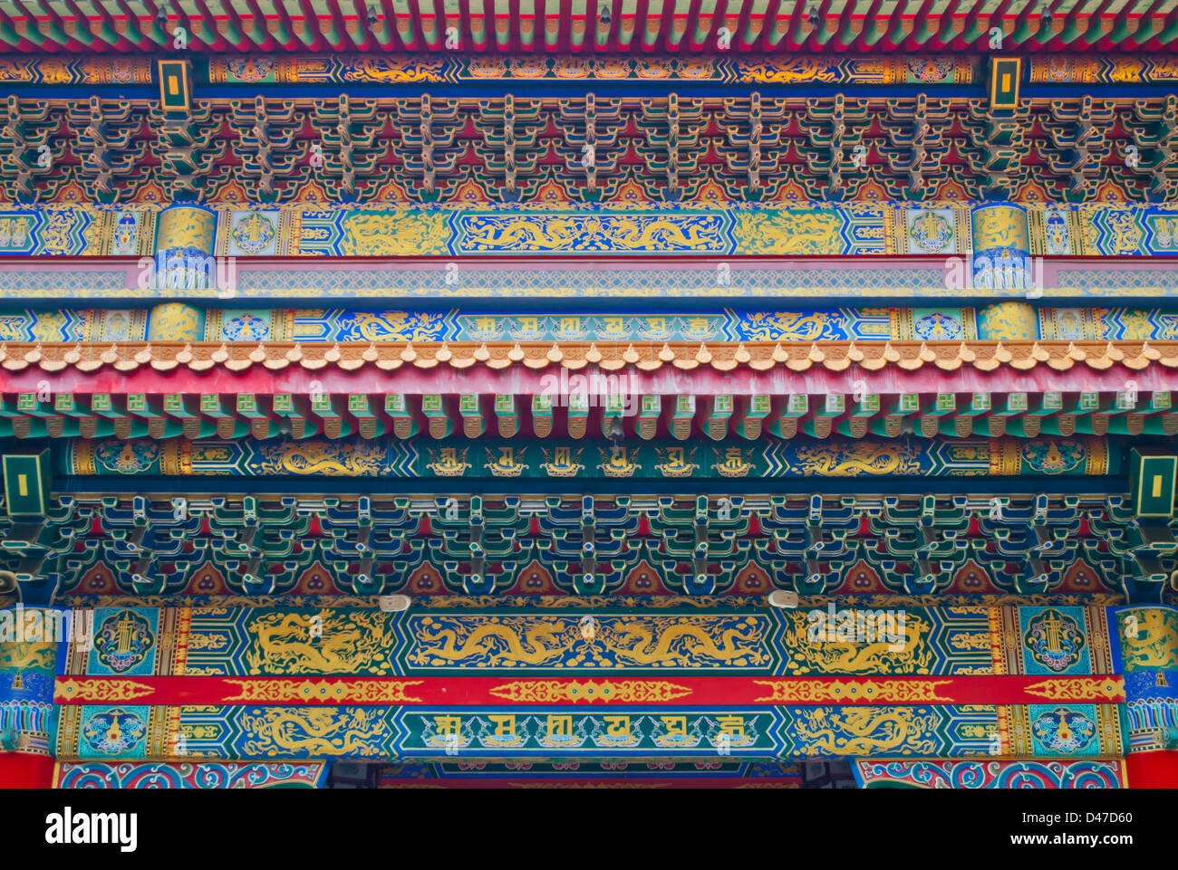 Chinese buddhist temple roof detail hi-res stock photography and images ...
