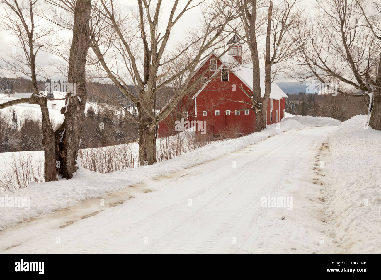 Red barn in snow hi-res stock photography and images - Alamy