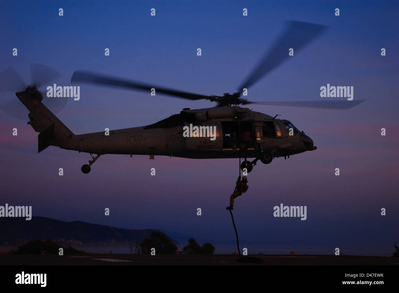 Helicopter rope suspension training hi-res stock photography and images ...