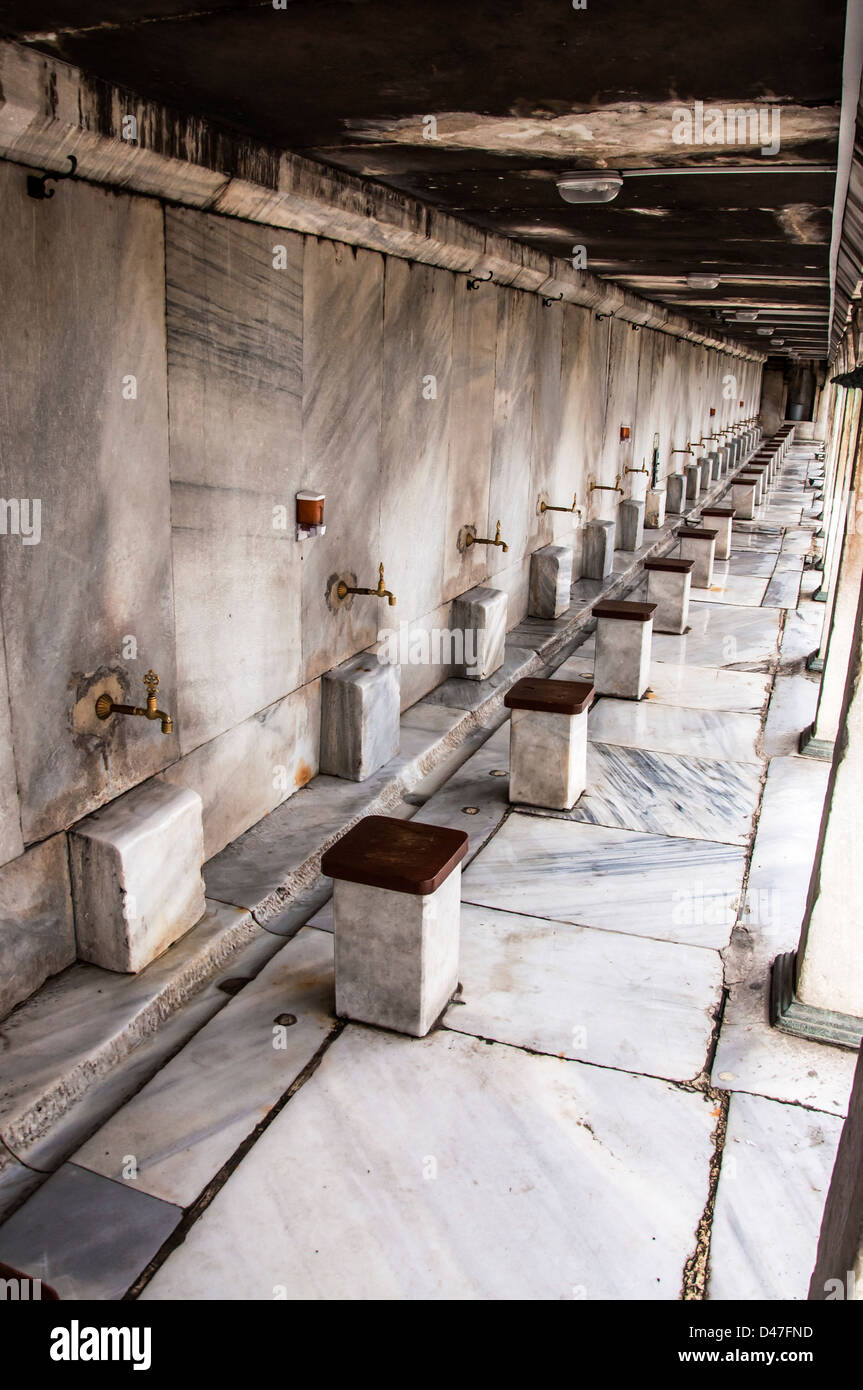 outside the blue mosque in istanbul, turkey Stock Photo - Alamy