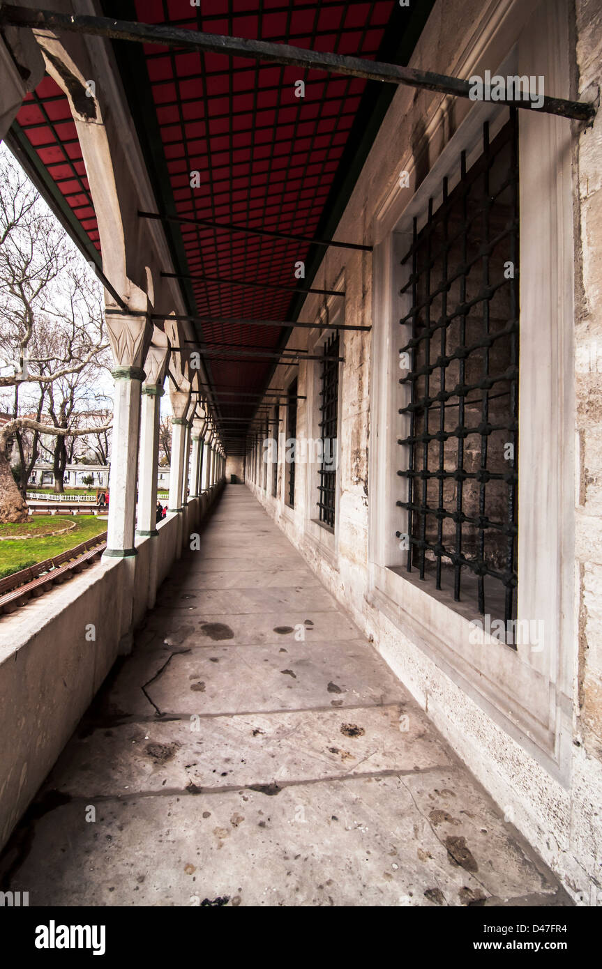 outside the blue mosque in istanbul, turkey Stock Photo - Alamy