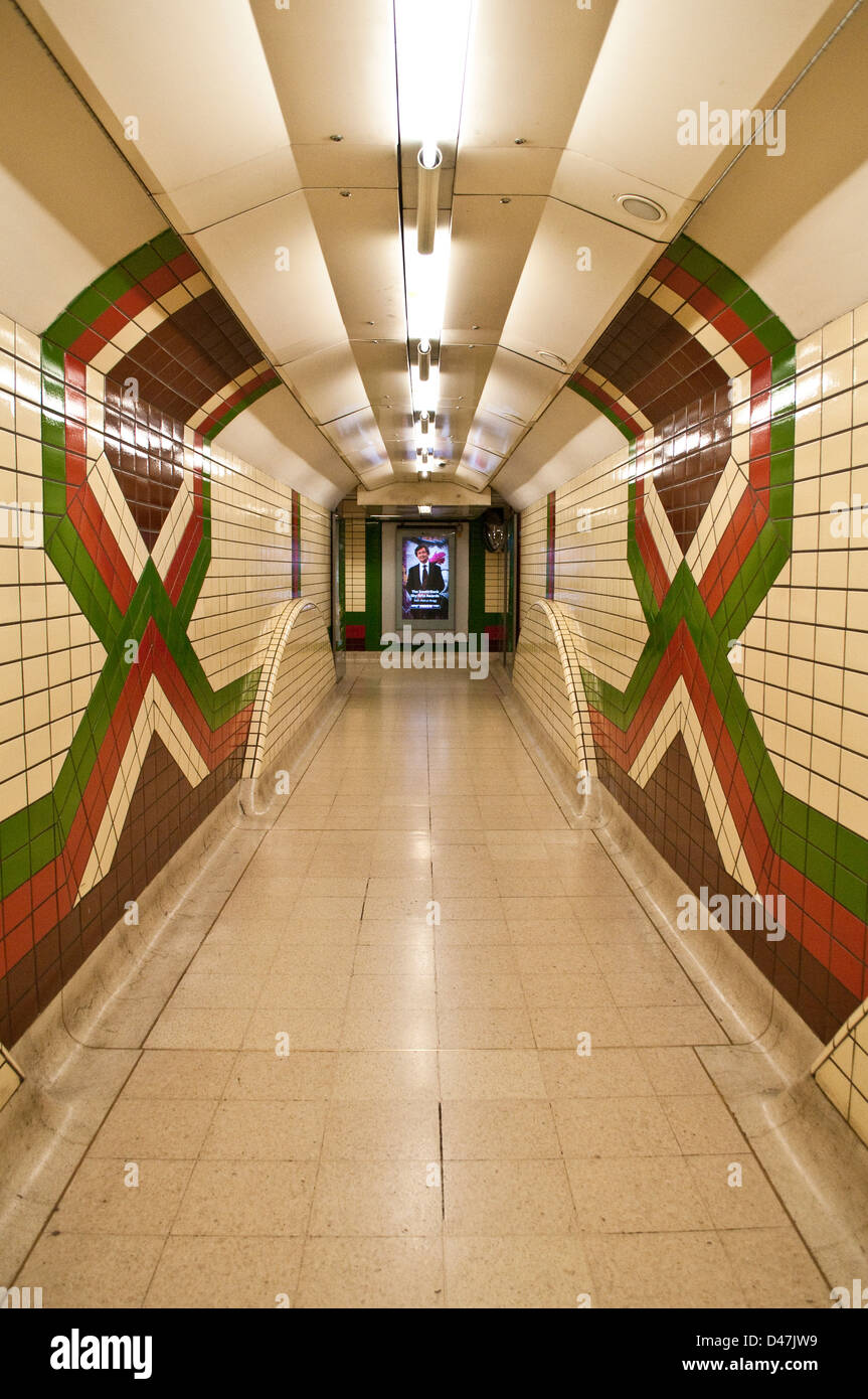 Empty tube station hi-res stock photography and images - Alamy