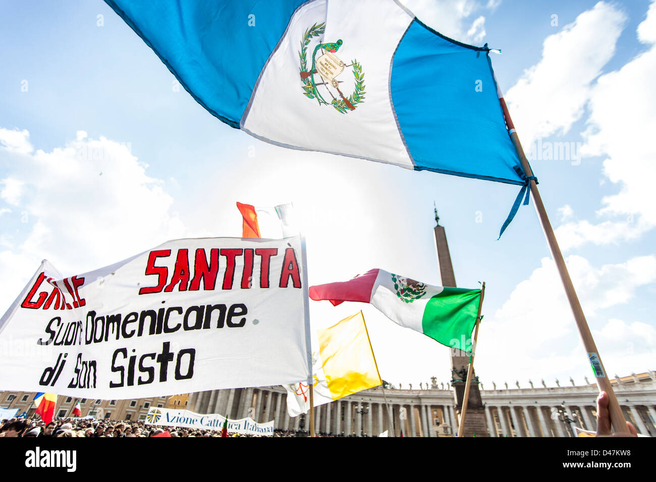 Christian pilgrims in st peters square hi-res stock photography and ...