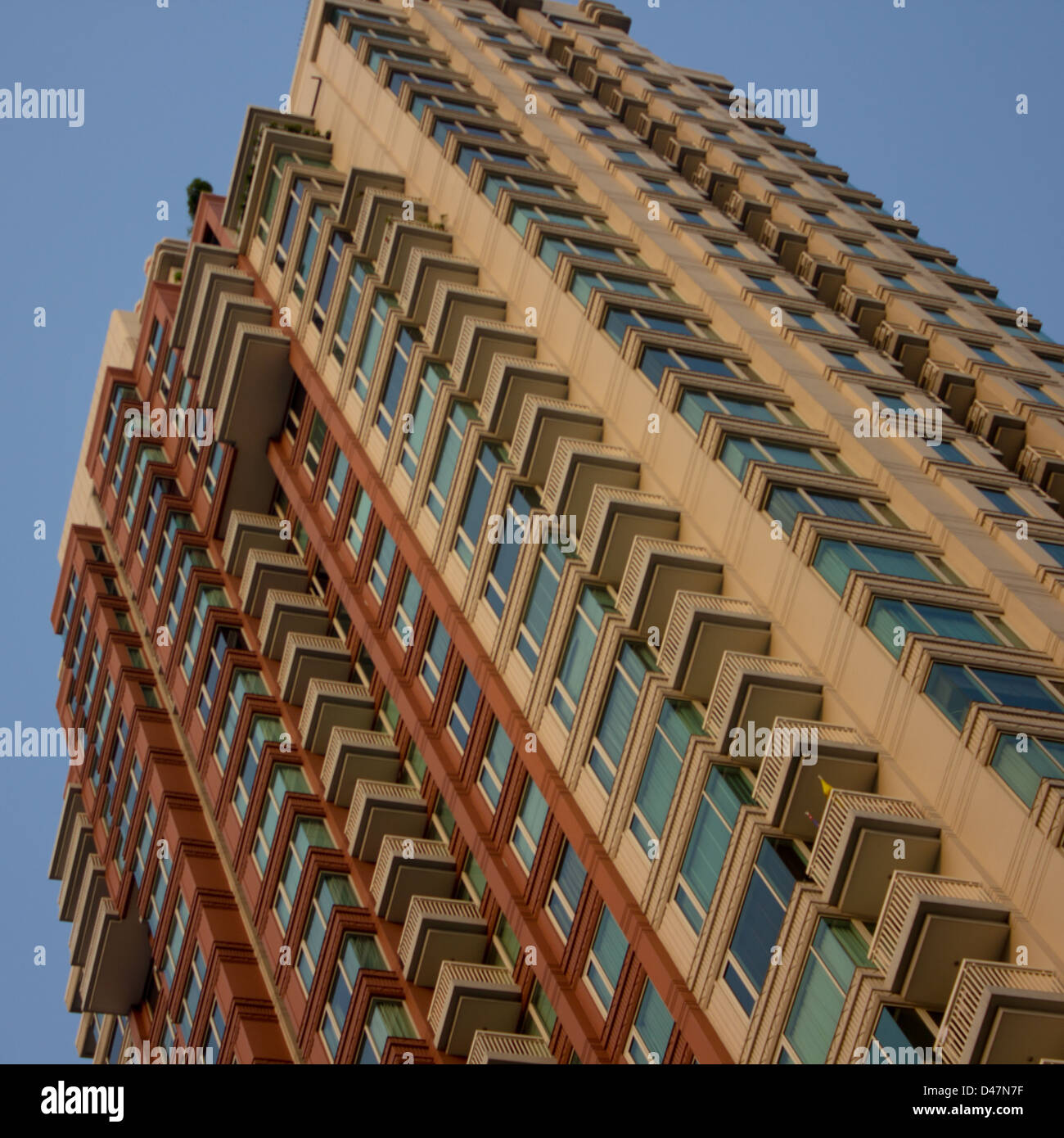 Tall building blue sky clouds hi-res stock photography and images - Alamy