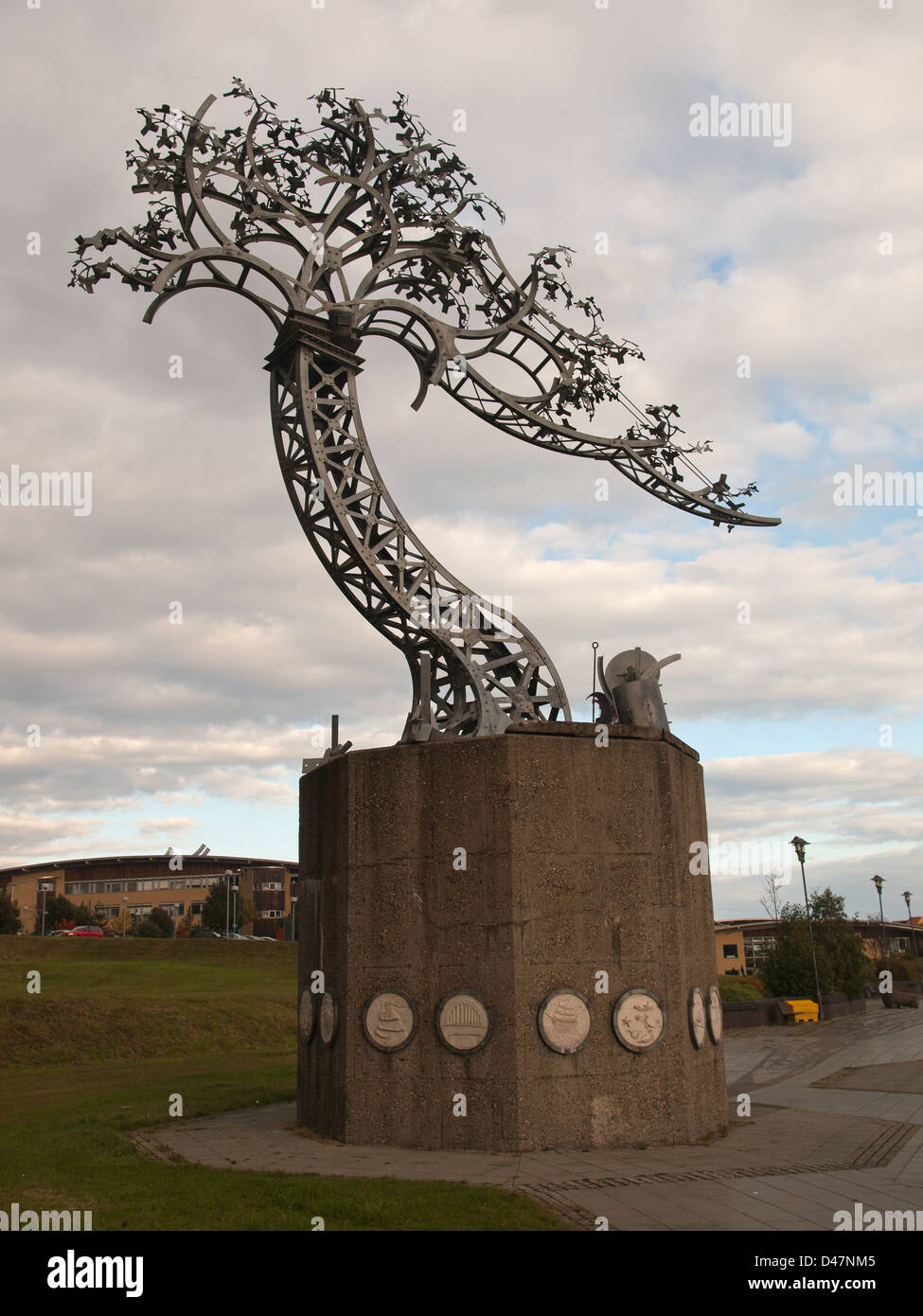 Steel tree sculpture hi-res stock photography and images - Alamy