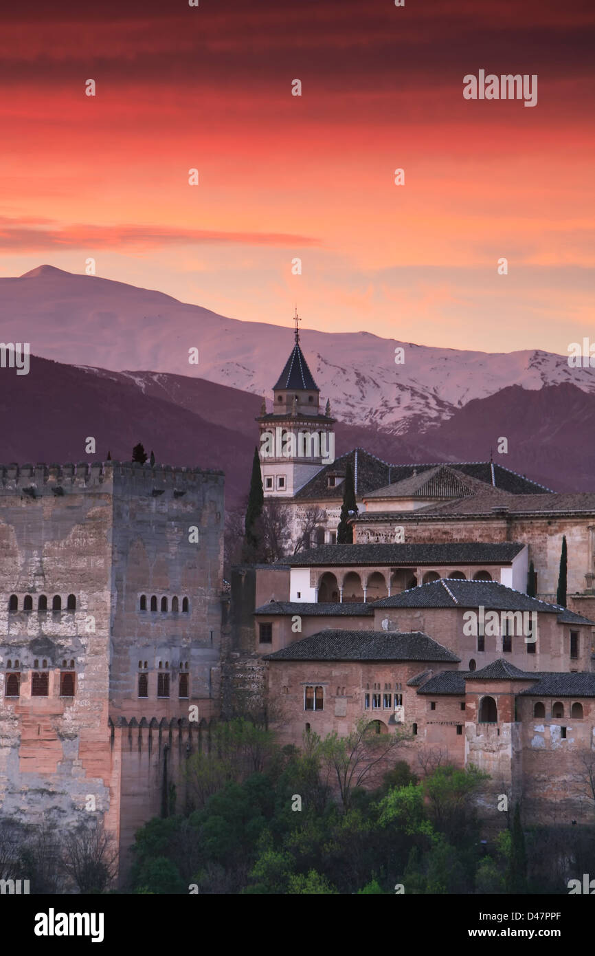 The Alhambra and snow-covered Sierra Nevada (Snowy Range), Granada ...