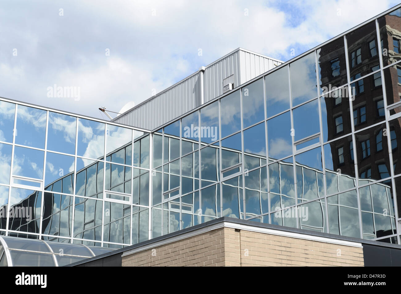 Mirrored building hi-res stock photography and images - Alamy