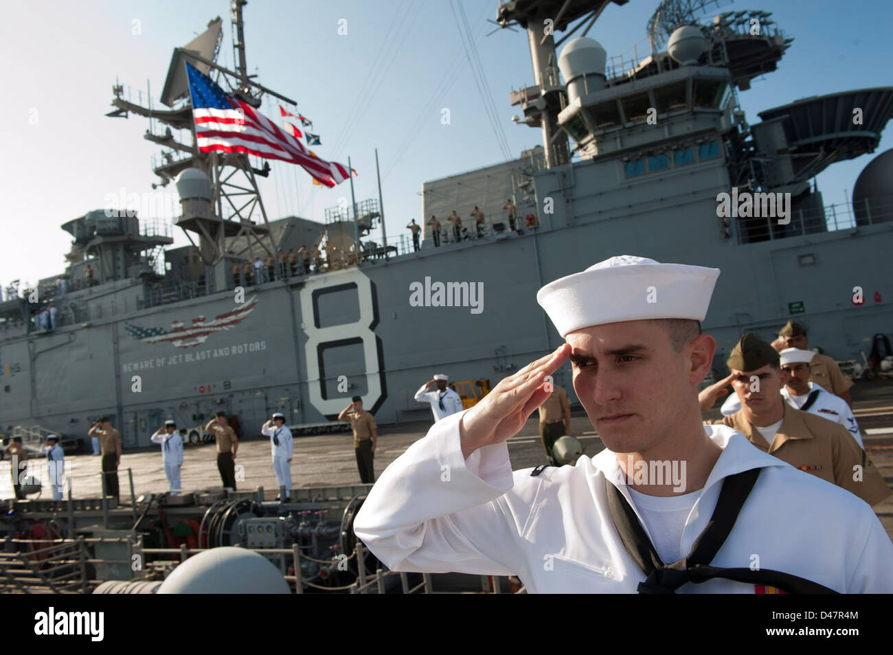 U s navy sailor salute hi-res stock photography and images - Alamy