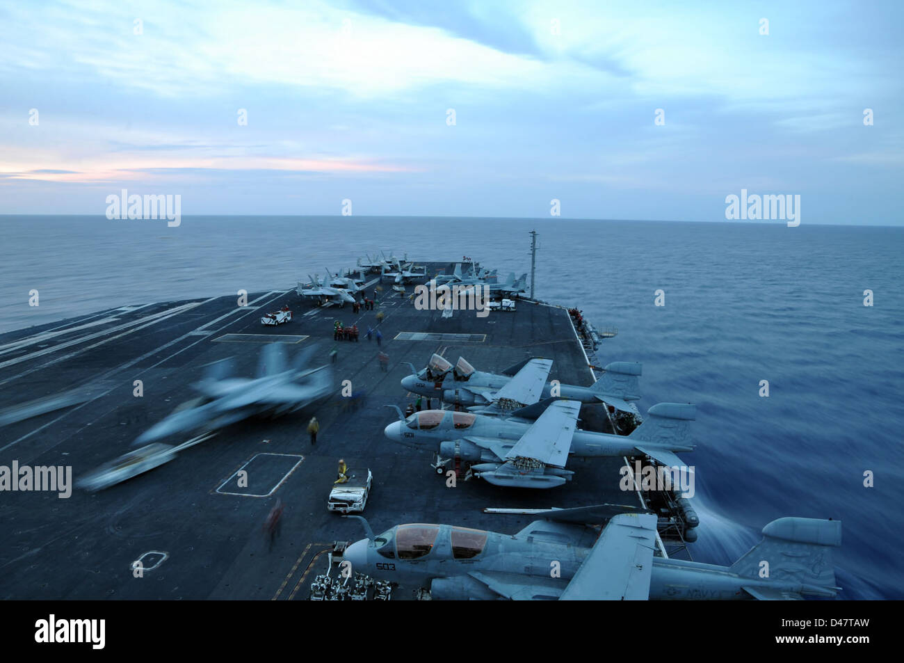 Sailors of Carrier Air Wing 7 ready aircraft for night flight ...