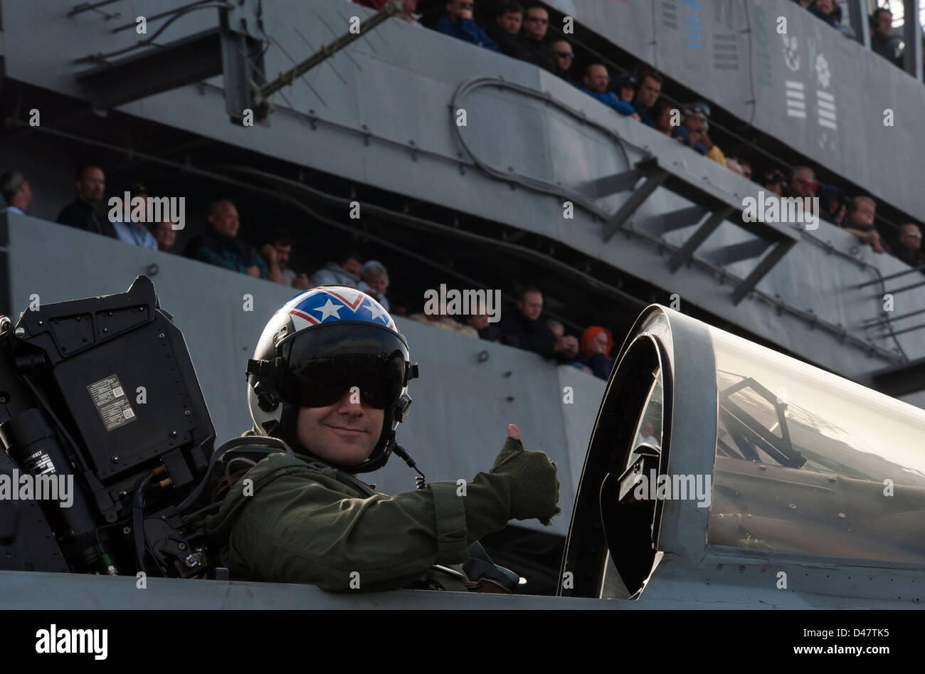 Vultures row hi-res stock photography and images - Alamy