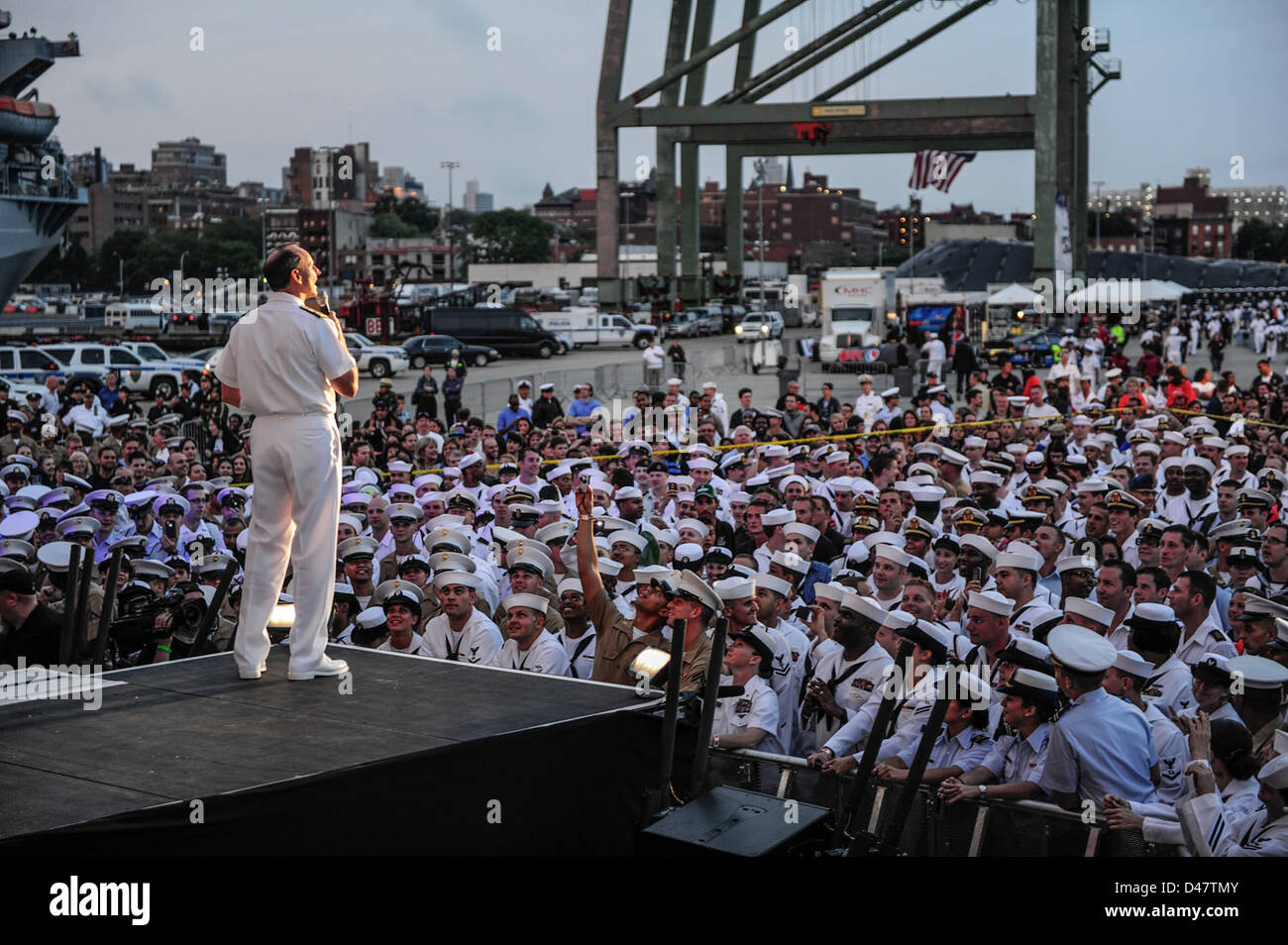 Adm. Jonathan Greenert helps start the USO New York City Fleet Week ...