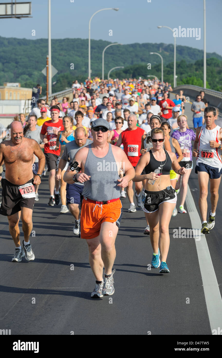 Old people running marathon hi-res stock photography and images - Alamy