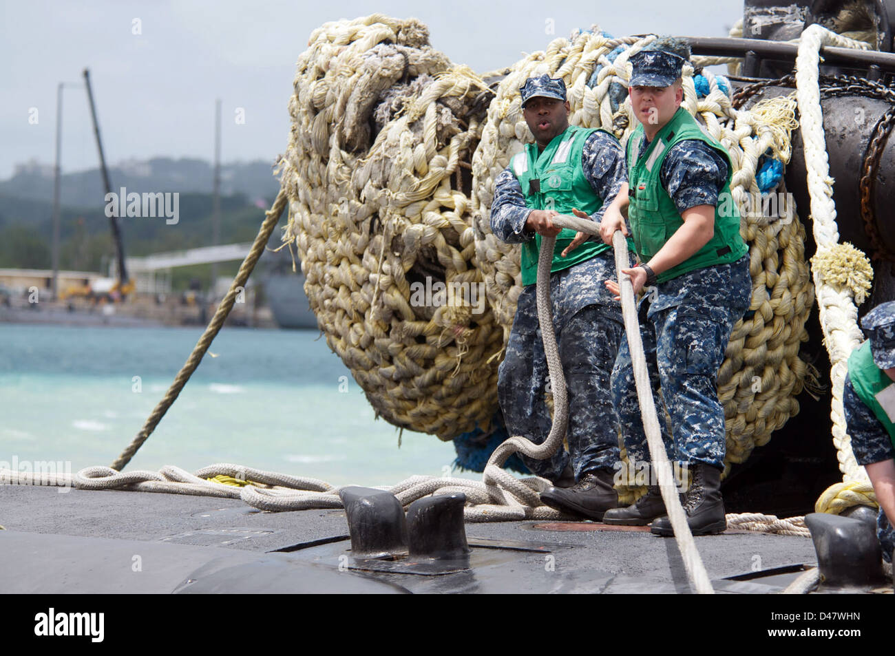 The USS Columbus, a Los Angeles-class fast attack submarine, pulls into ...