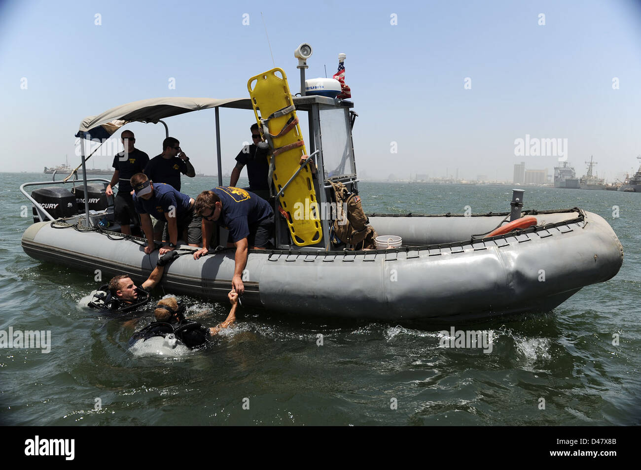 Mk 16 mod 1 underwater breathing apparatus hi-res stock photography and ...