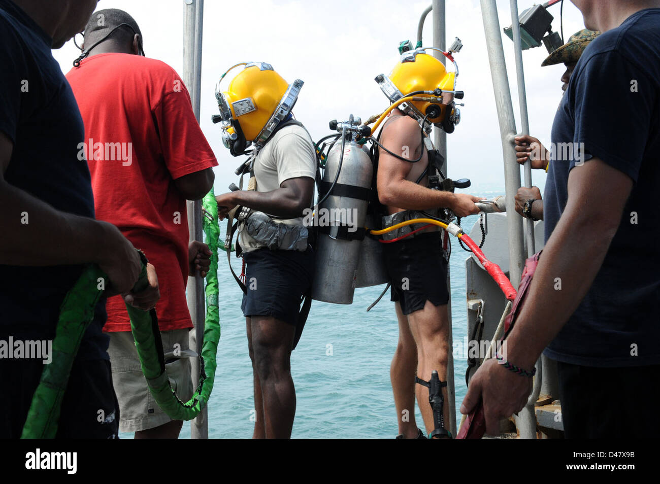 U.S. Navy and Bahamian divers prepare for a joint training dive in ...