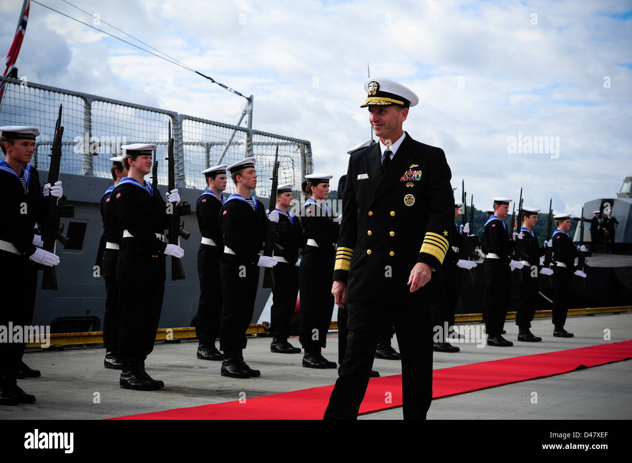 The CNO inspects the Royal Norwegian navy Honor Guard Stock Photo - Alamy