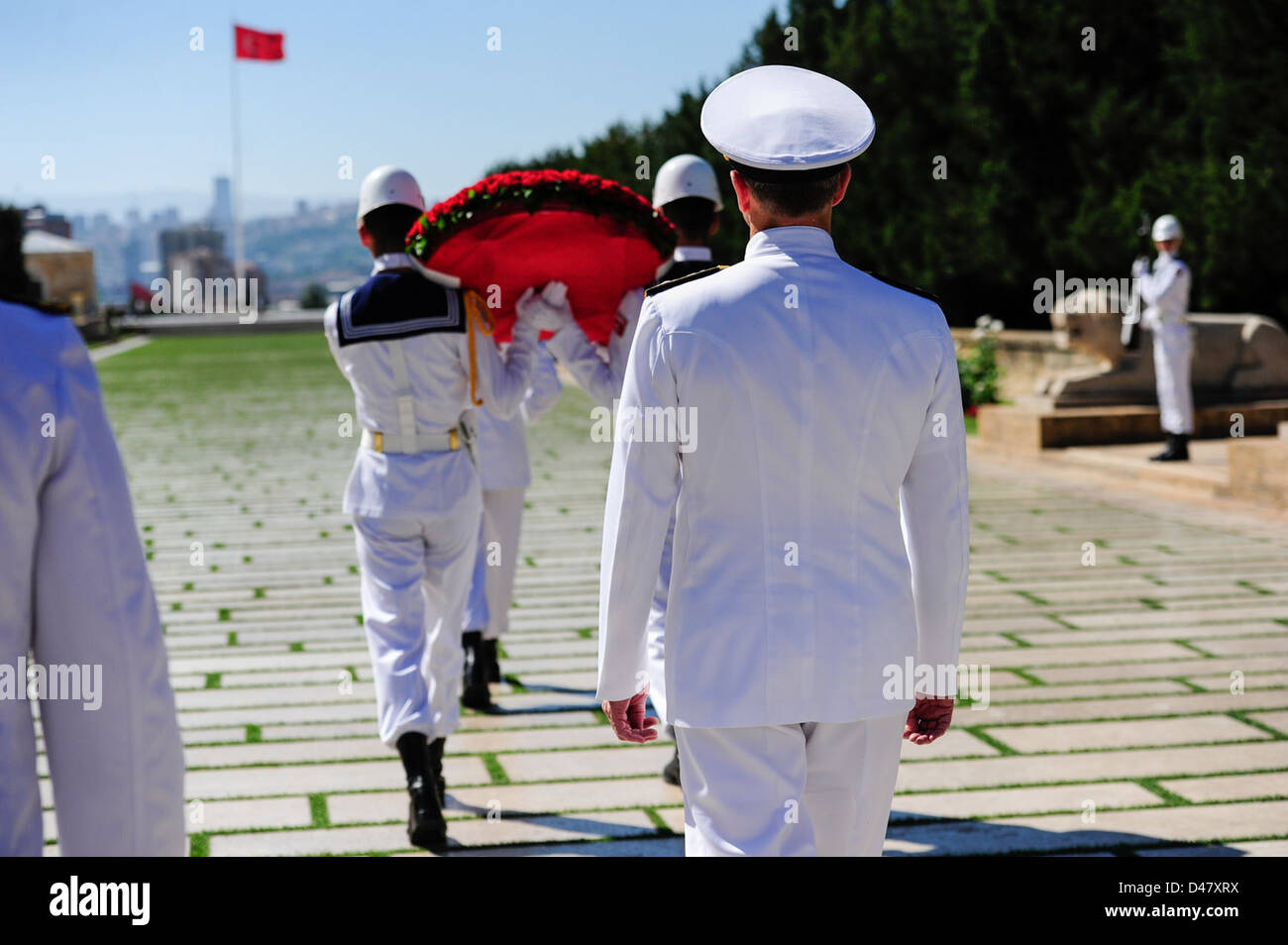 CNO Admiral Greenert participates in a wreath-laying ceremony at the ...