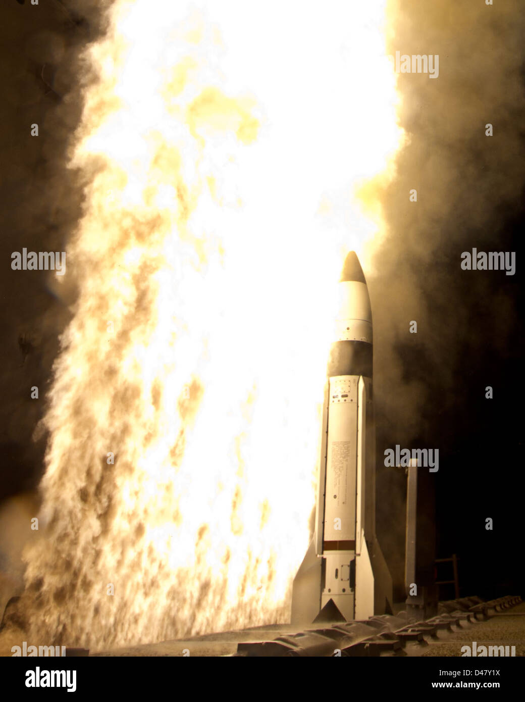 Standard missile 3 block 1b interceptor hi-res stock photography and ...