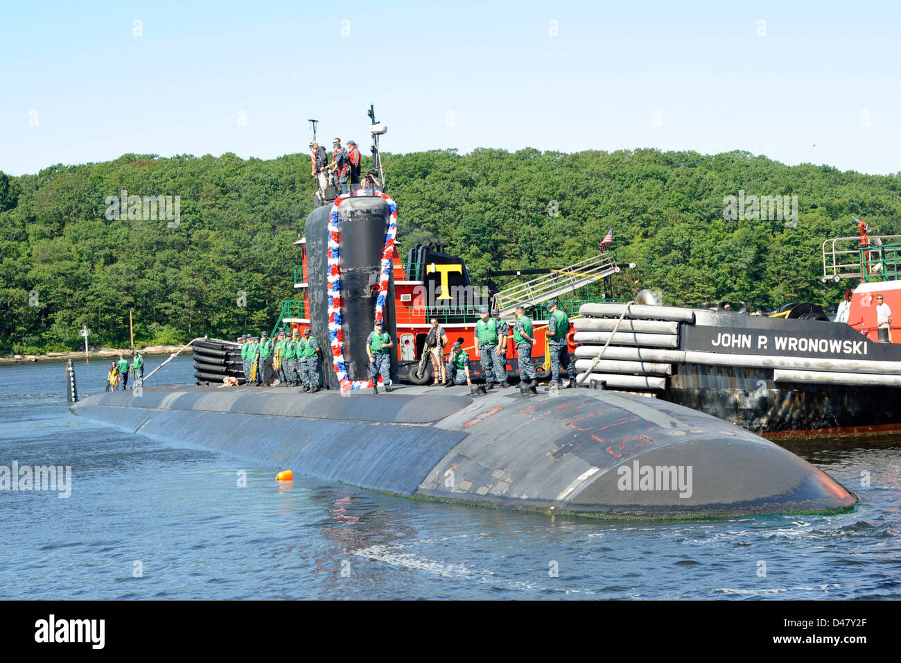 The USS Annapolis (SSN 760), a U.S. Navy submarine, navigates the ...