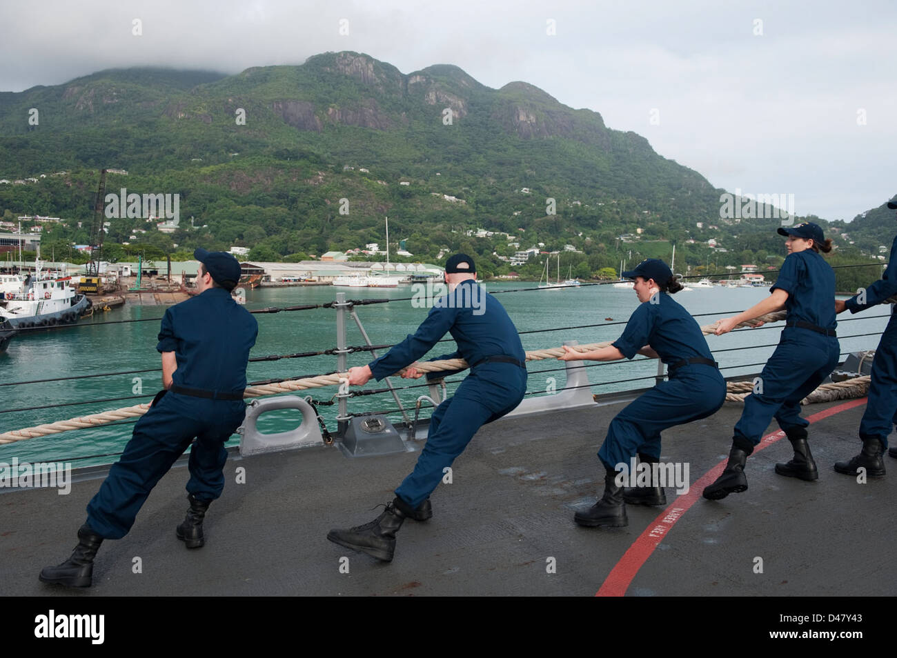 Heave mooring line hi-res stock photography and images - Alamy