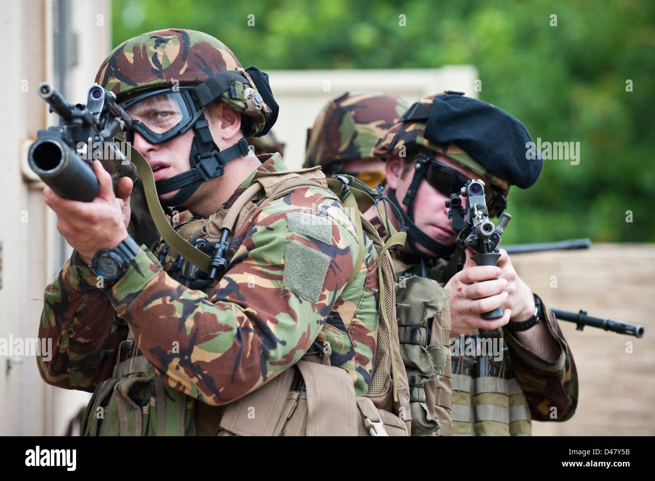 New Zealand Army soldiers from Alpha Company conduct urban building ...