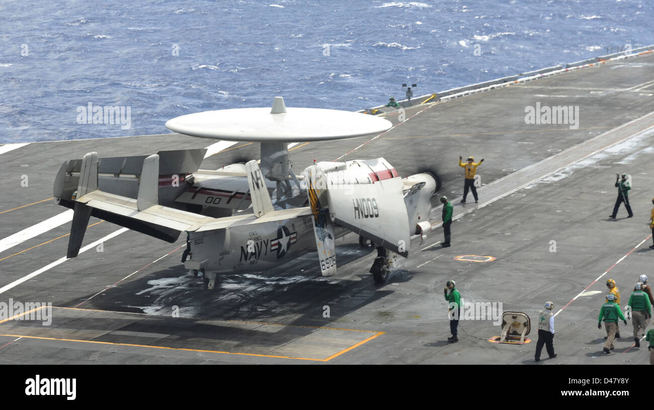 An E-2C Hawkeye prepares to launch Stock Photo - Alamy