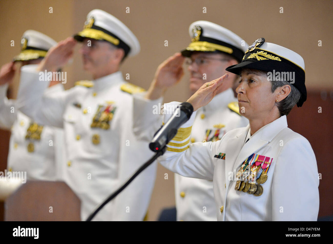 U s navy sailor salute hi-res stock photography and images - Alamy
