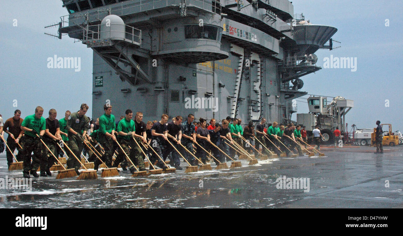 Aboard the uss george washington hi-res stock photography and images ...