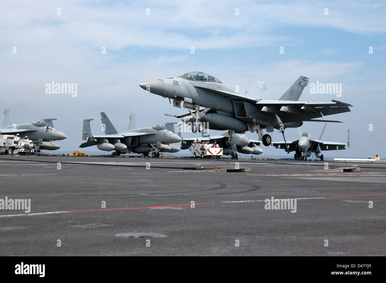 A jet approaches the flight deck Stock Photo - Alamy