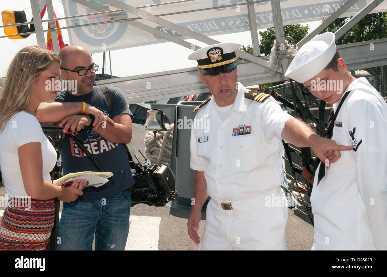 U s navy officer explains hi-res stock photography and images - Alamy