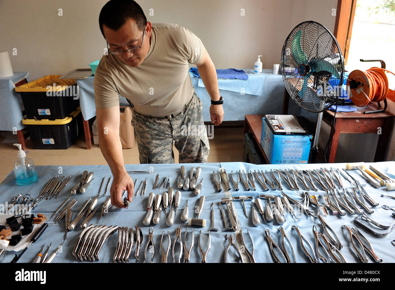 An Army Sgt. prepares a table of dental instruments Stock Photo - Alamy