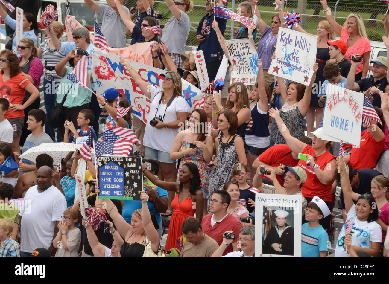 Family members cheer hi-res stock photography and images - Alamy
