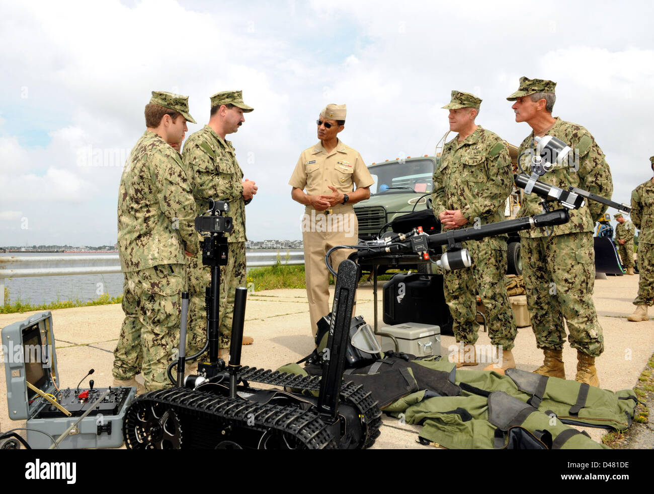 Explosive ordnance disposal team robot hi-res stock photography and ...